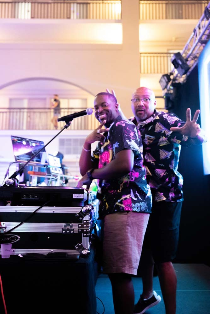 Play Champagne - Gallery